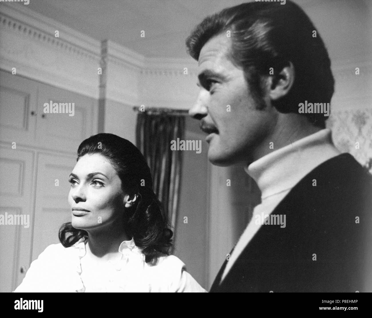 L'homme qui se hantait 1970 roger moore Banque d'images noir et blanc ...