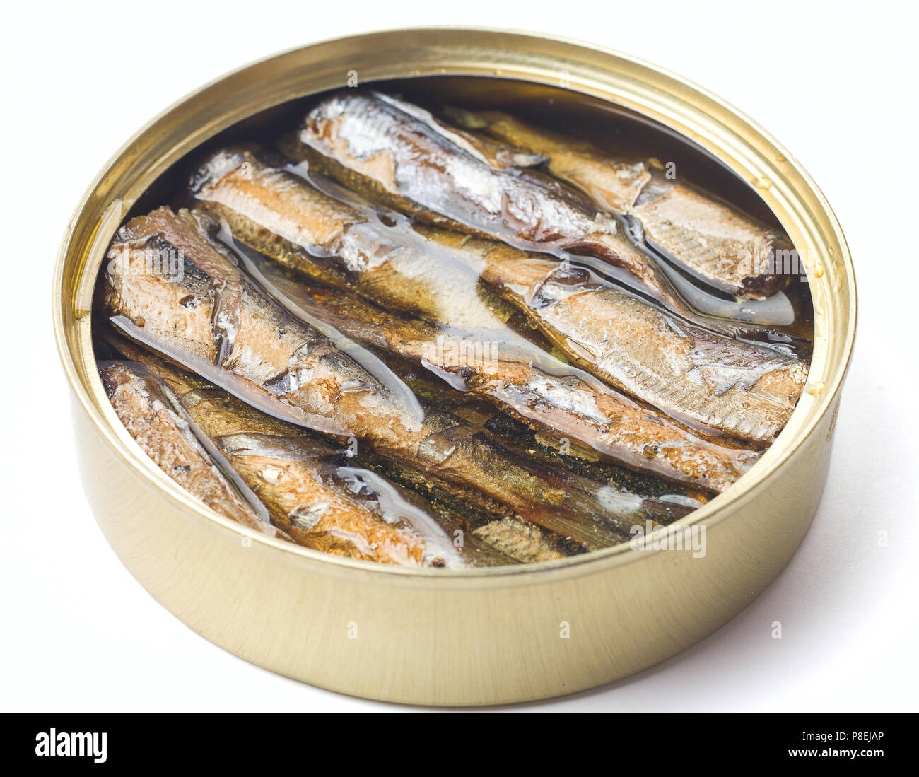 Juteux délicieux anchois dans l'huile dans une boîte de conserve ...