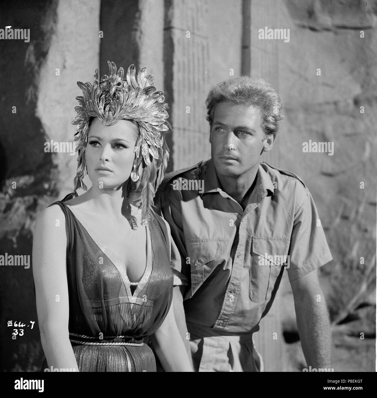 Elle 1965 ursula andress Banque de photographies et d’images à haute résolution - Page 2 - Alamy