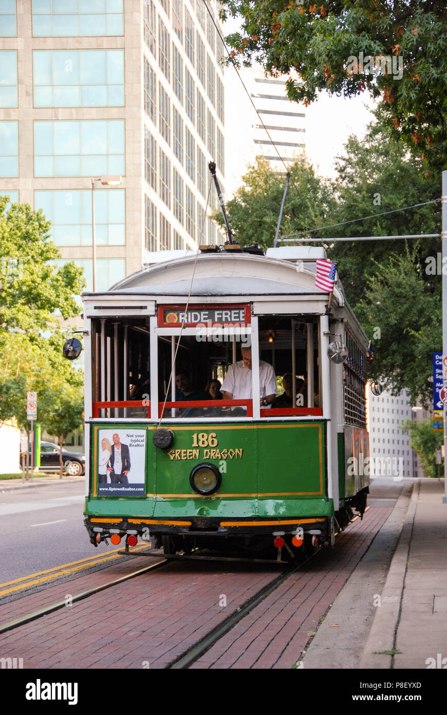 M line trolley Banque de photographies et d’images à haute résolution ...