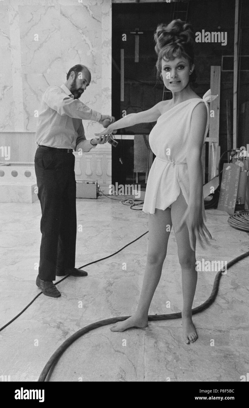 Up pompeii 1971 madeline smith Banque de photographies et d’images à ...