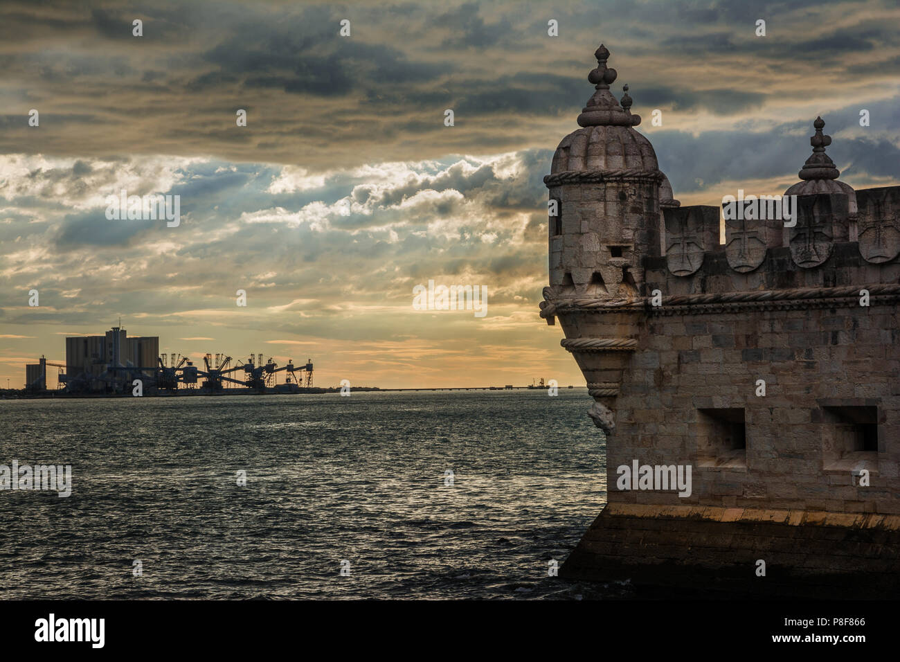 Passé et présent au Portugal. L'ancienne tour de Belém avec tourelle ...