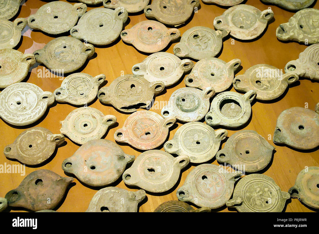 Terracotta disk Banque de photographies et d’images à haute résolution ...