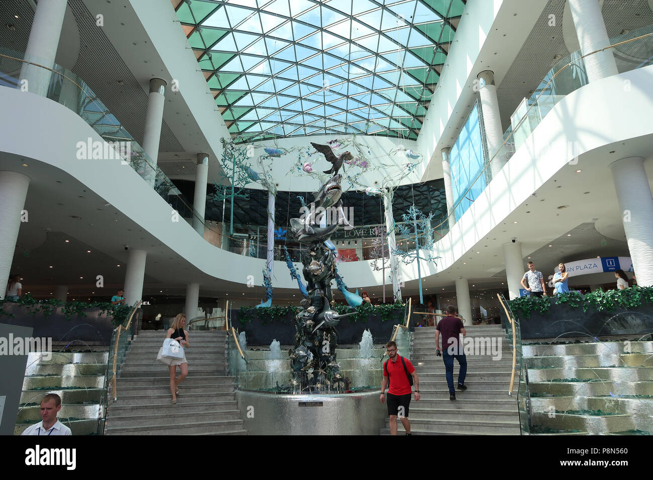 Intérieur de l'Ocean Plaza Shopping Mall, qui abrite environ 400 ...
