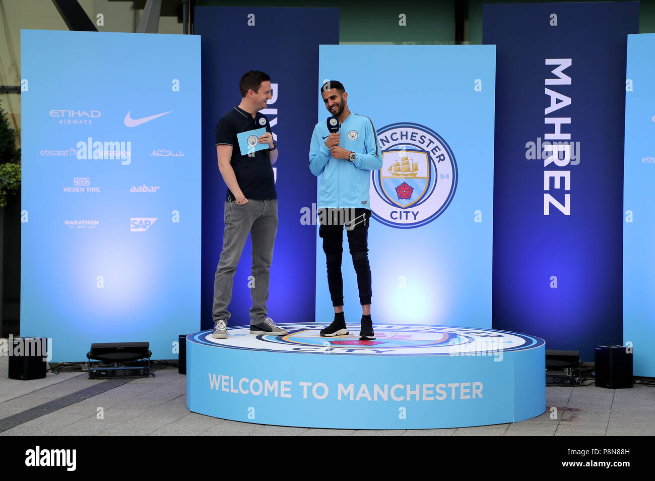 Manchester city signature du stade riyad mahrez etihad Banque de ...