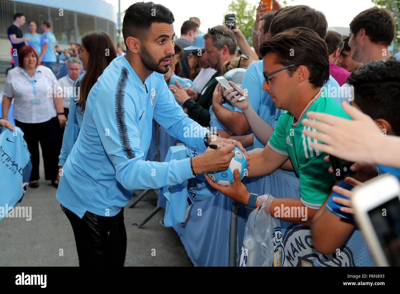 Manchester city signature du stade riyad mahrez etihad Banque de ...