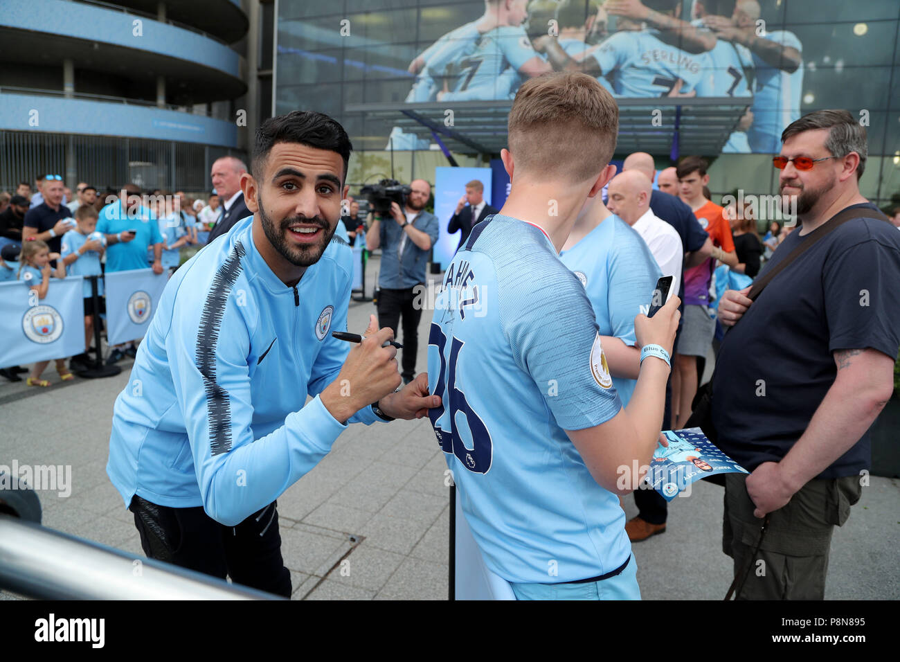 Manchester city signature du stade riyad mahrez etihad Banque de ...