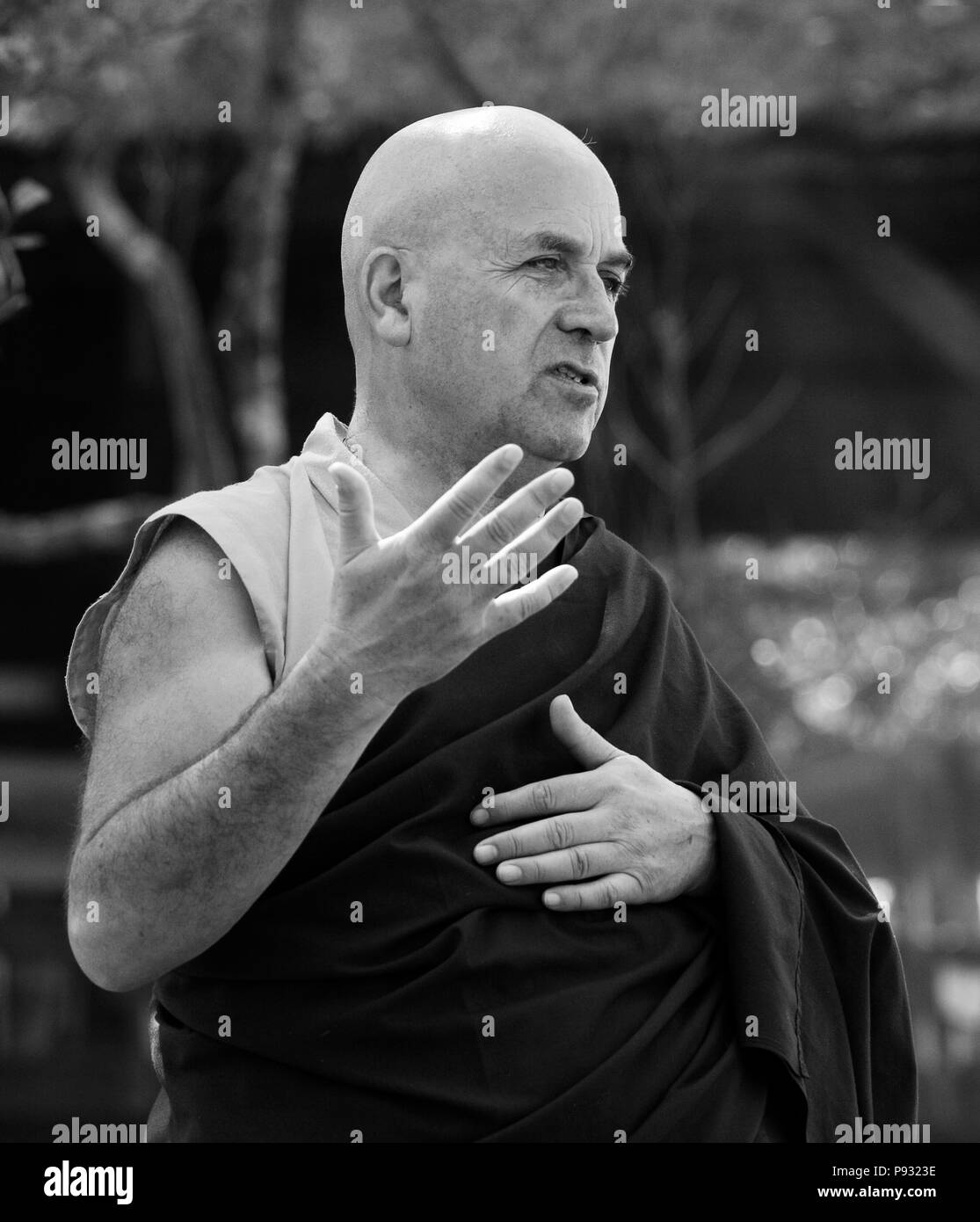 Moine a la plage Banque d'images noir et blanc - Alamy