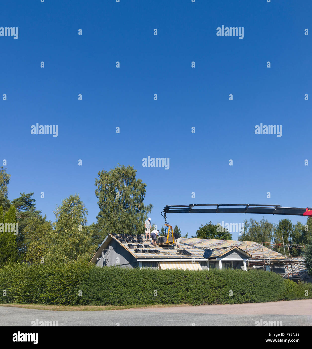 Travailleurs Sur Une Grue Bleue Banque d'image et photos - Alamy