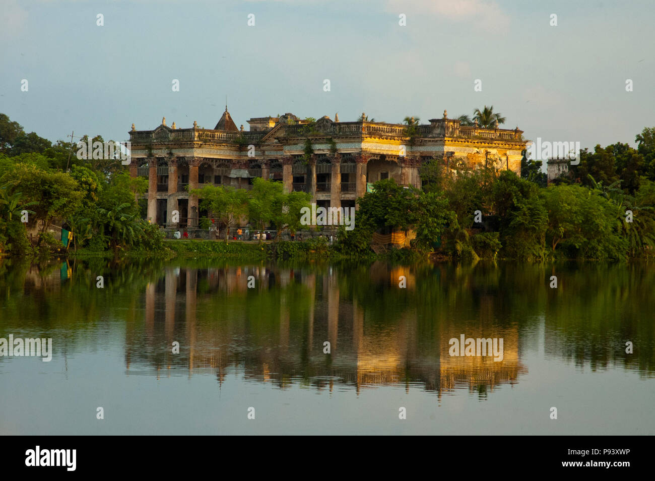 Les deux étages Puthia Rajbari, qui est la structure la plus ...