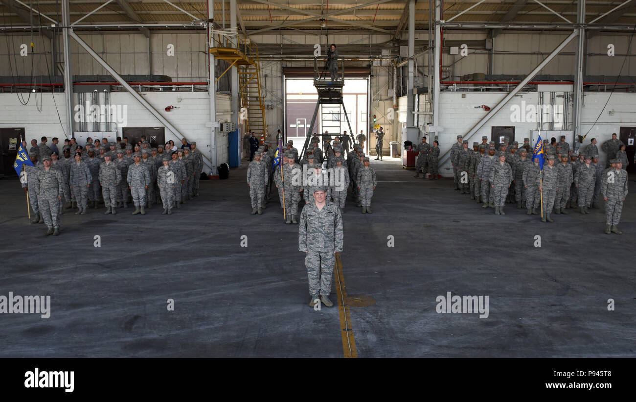 Les membres de la 39e Escadre de la Base aérienne en formation stand ...