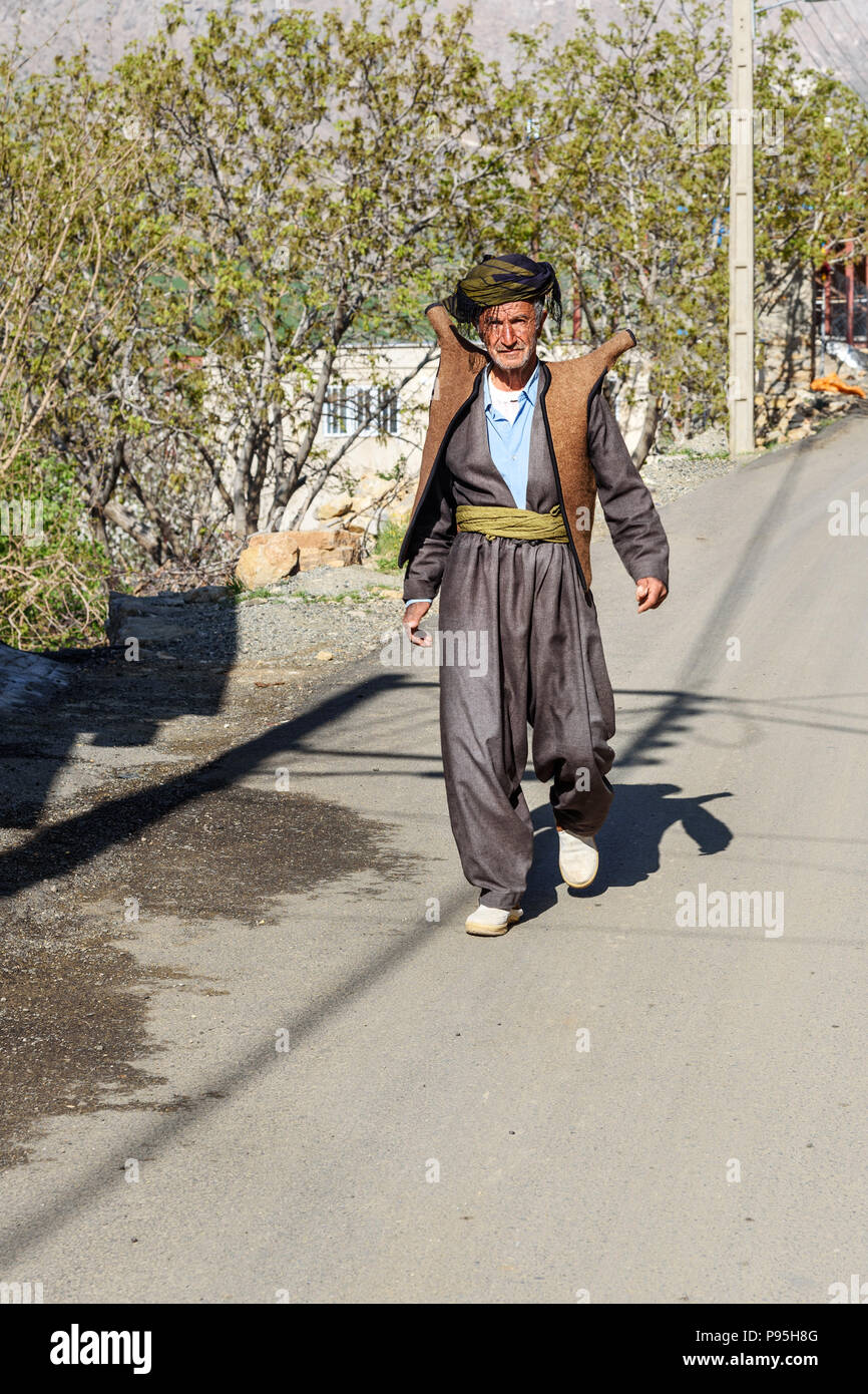 Howraman, province du Kurdistan, l'Iran - le 5 avril 2018 : l'homme ...