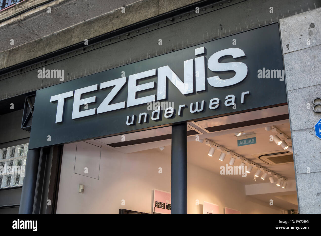 Tezenis store Banque de photographies et d’images à haute résolution ...