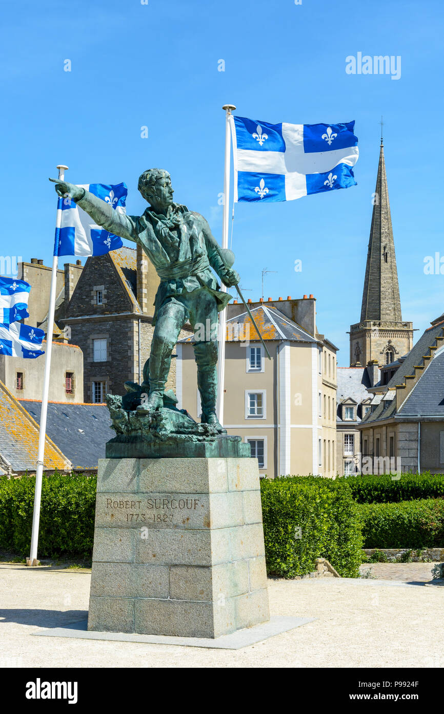 La statue en bronze de Robert Surcouf, corsaire français né à Saint ...