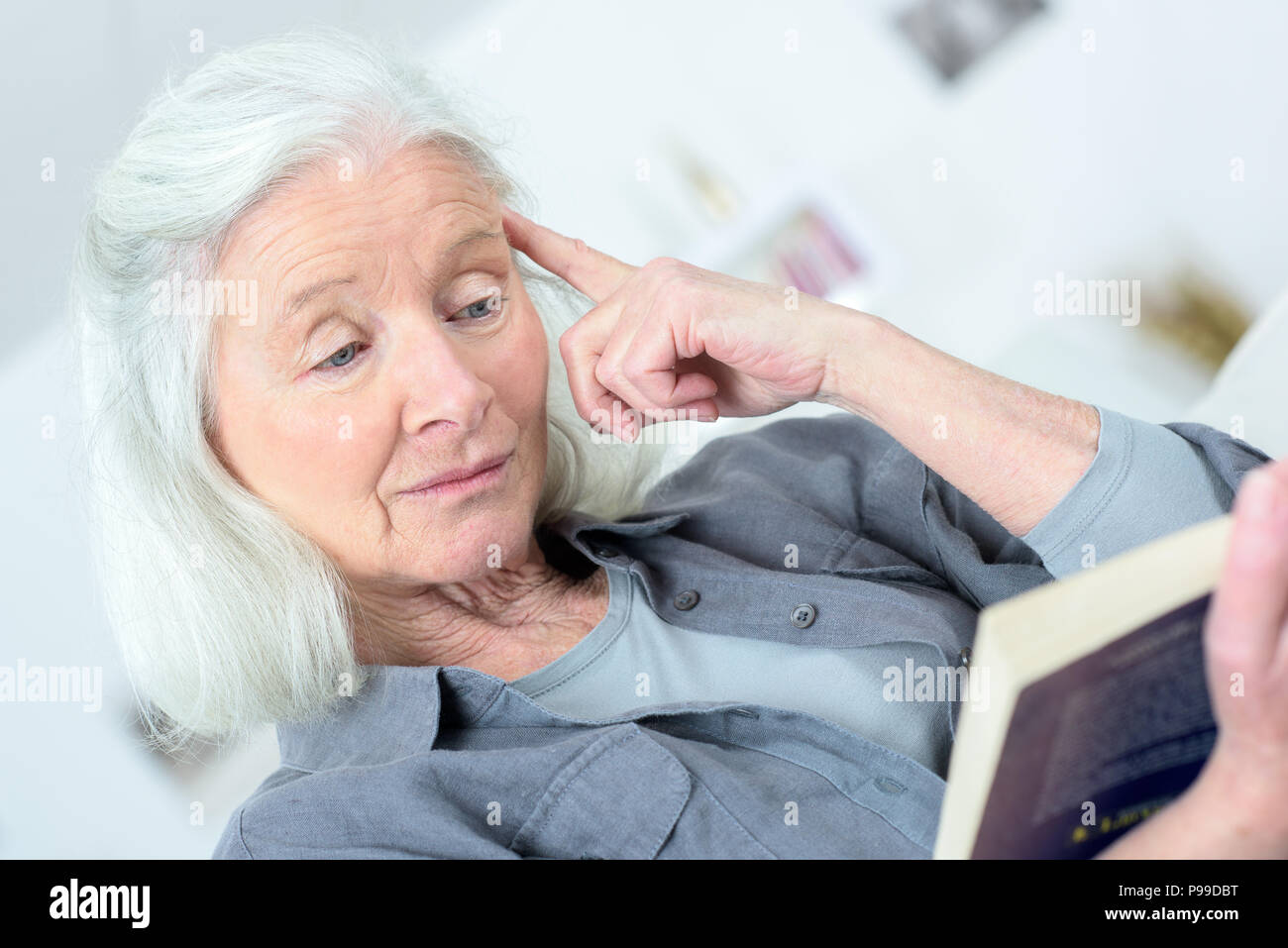 Vieille dame en train de lire Banque de photographies et d’images à ...