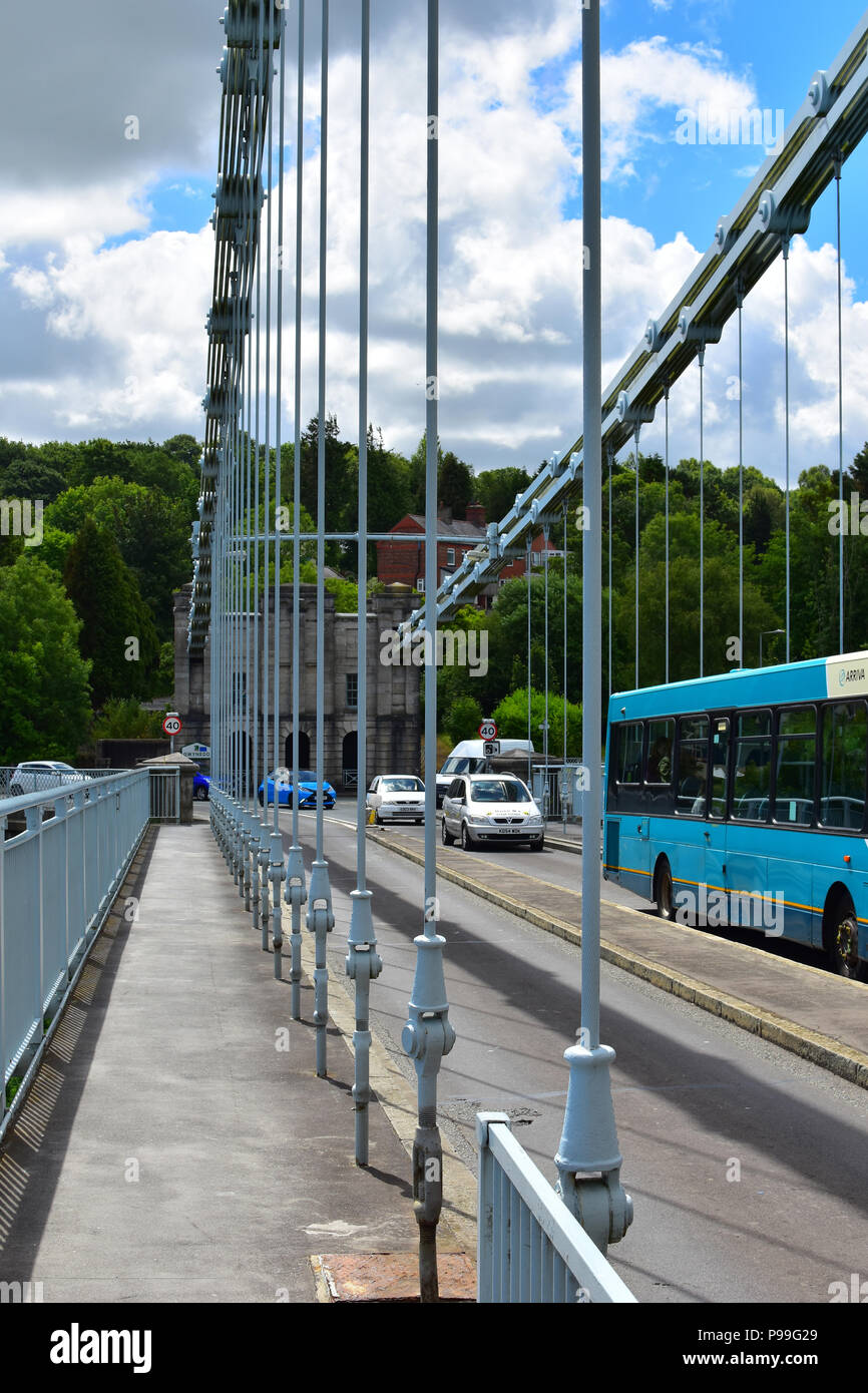 Passer par le pont de menai Banque de photographies et d’images à haute ...
