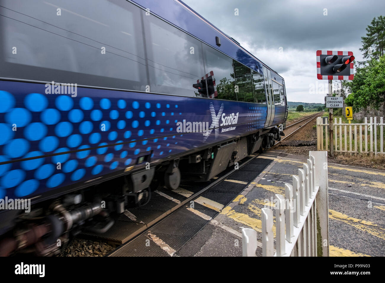Train level crossing Banque de photographies et d’images à haute ...