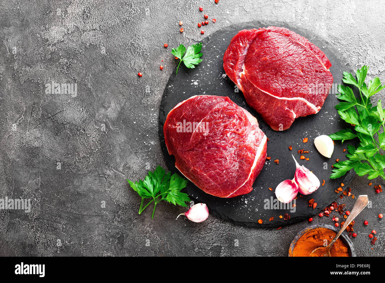 La viande de boeuf cru. Steaks de boeuf frais Photo Stock - Alamy