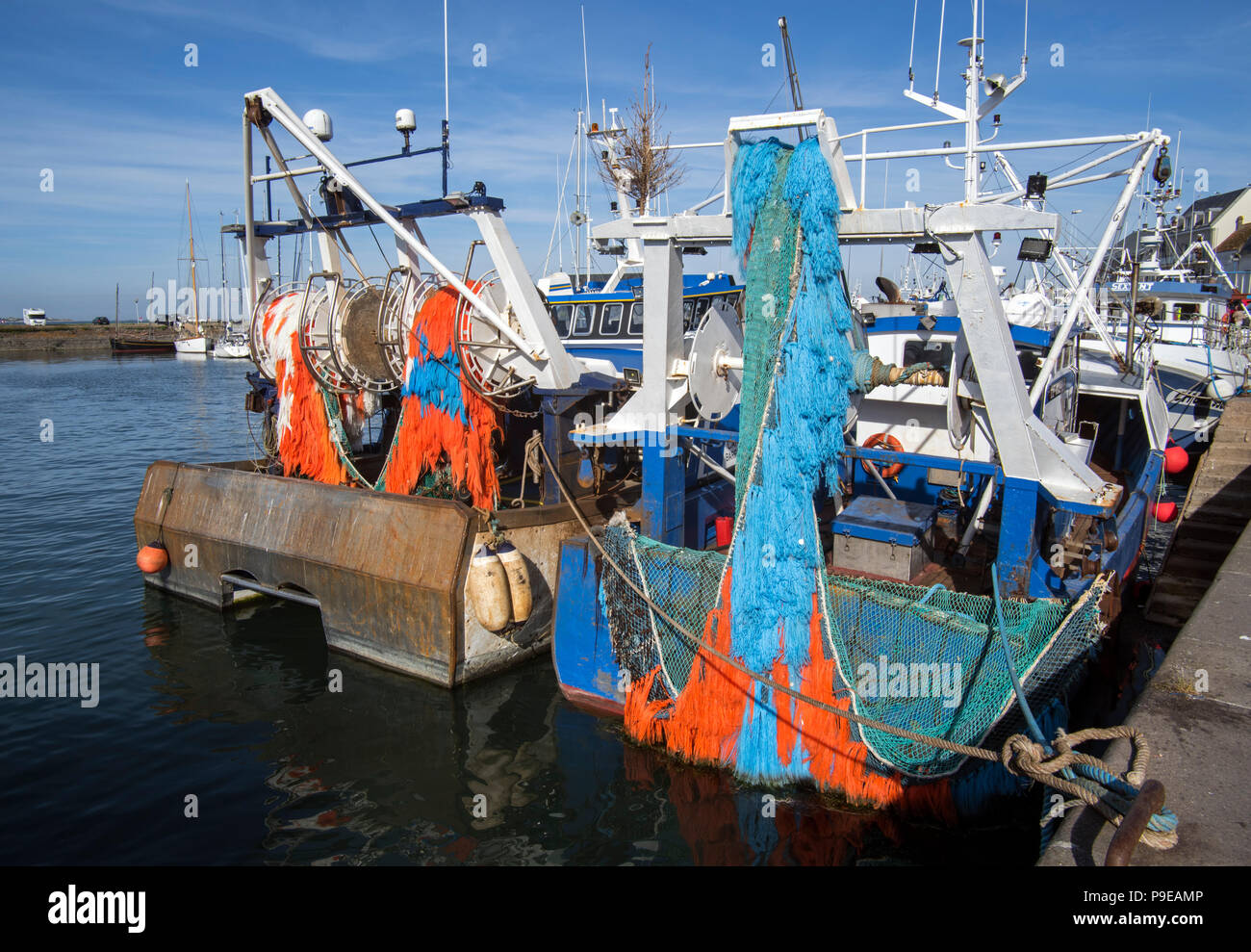 Les chalutiers colorés avec des filets de pêche dans le port de Saint ...