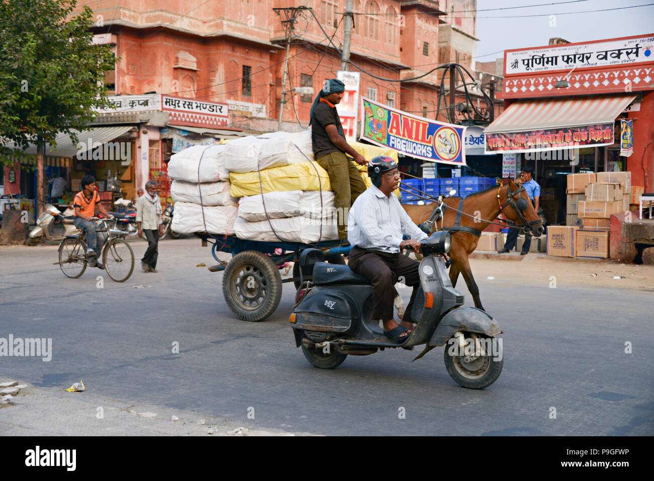 Overloaded scooter in india Banque de photographies et d’images à haute ...