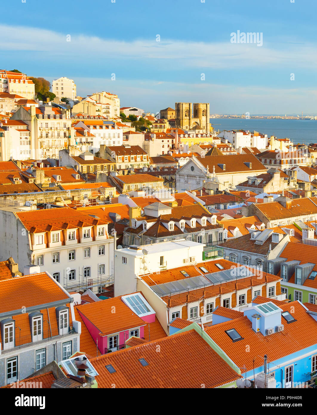 Des toits de Lisbonne avec célèbre Cathédrale de Lisbonne au coucher du ...