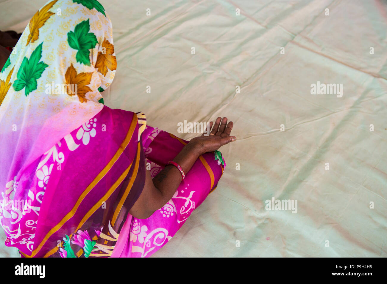 Les mains sur ses genoux Banque de photographies et d’images à haute ...