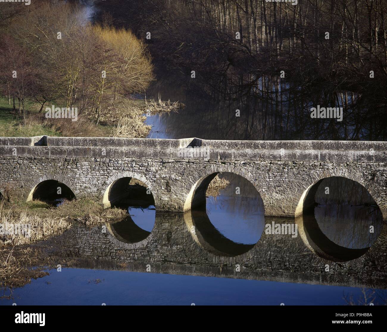 Trespuentes le pont sur la rivière Zadorra. Avec les treize arches ...