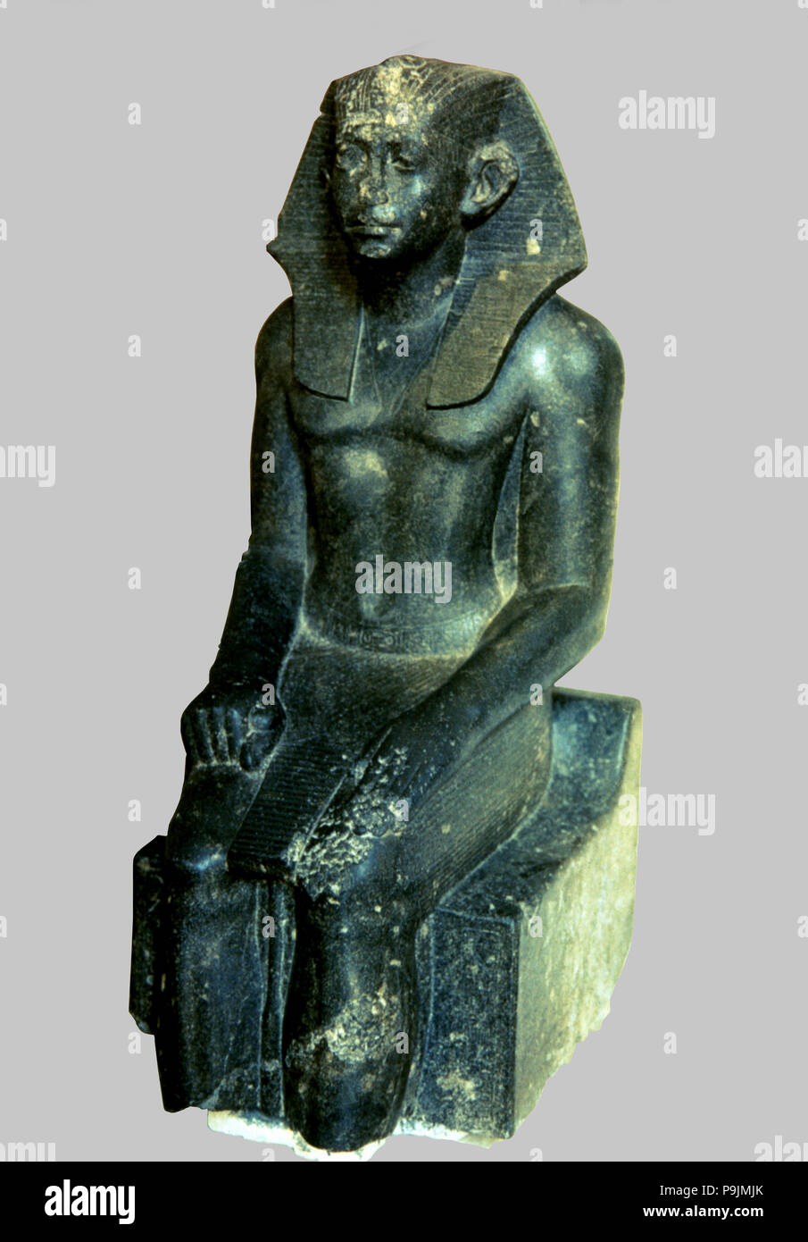 Statue louvre homme assis Banque de photographies et d’images à haute ...