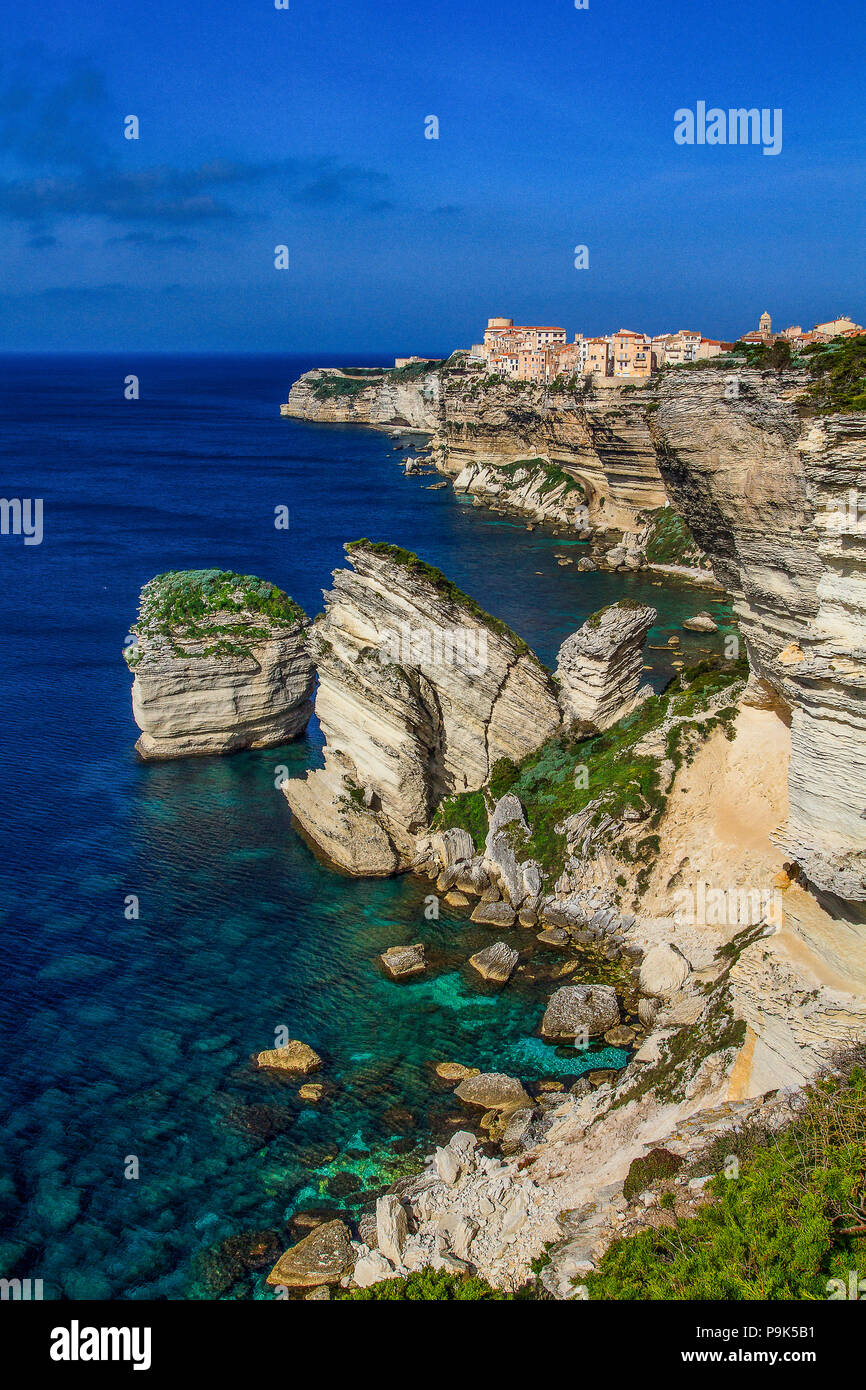 Corse Riserva Naturale delle Bocche di Bonifacio le falaise ed il borgo ...