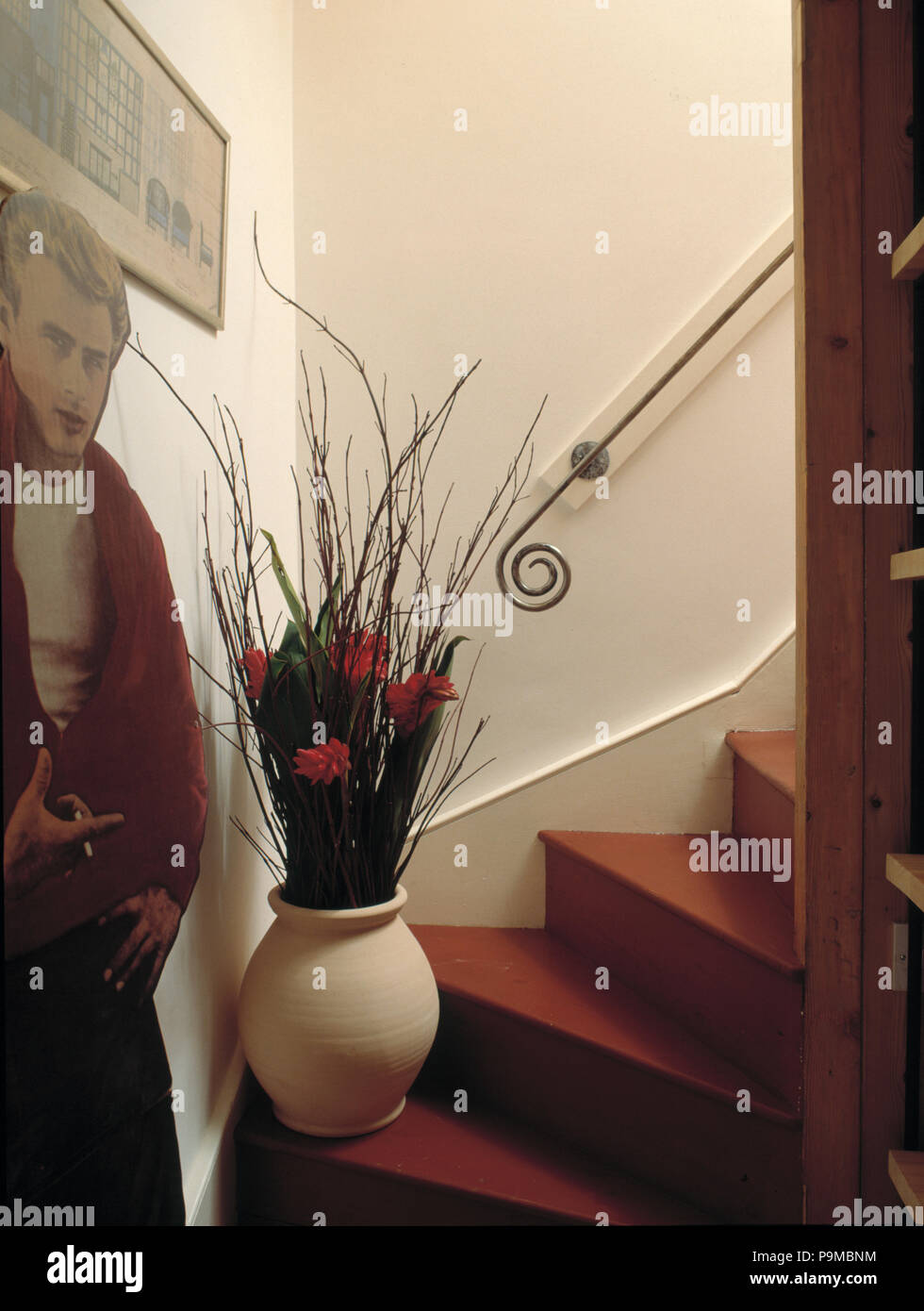 Fleurs séchées dans un vase sur l'escalier en bois avec rampe ...