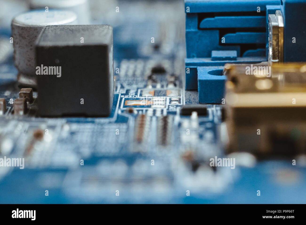 Conseil informatique circuit puce cpu core technology background bleu ...