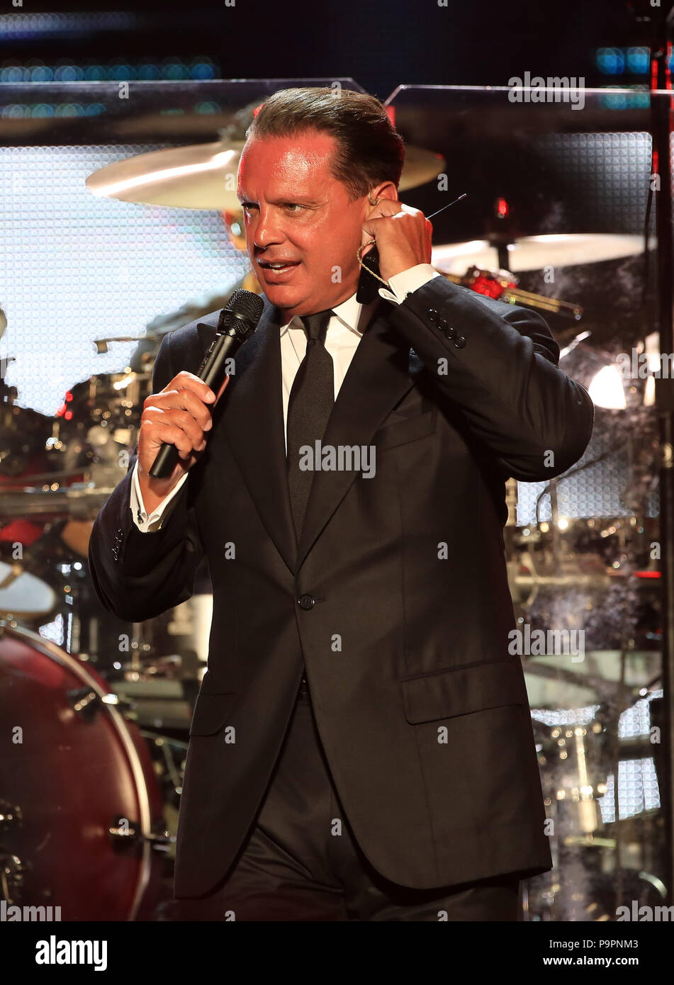Luis miguel singer Banque de photographies et d’images à haute ...
