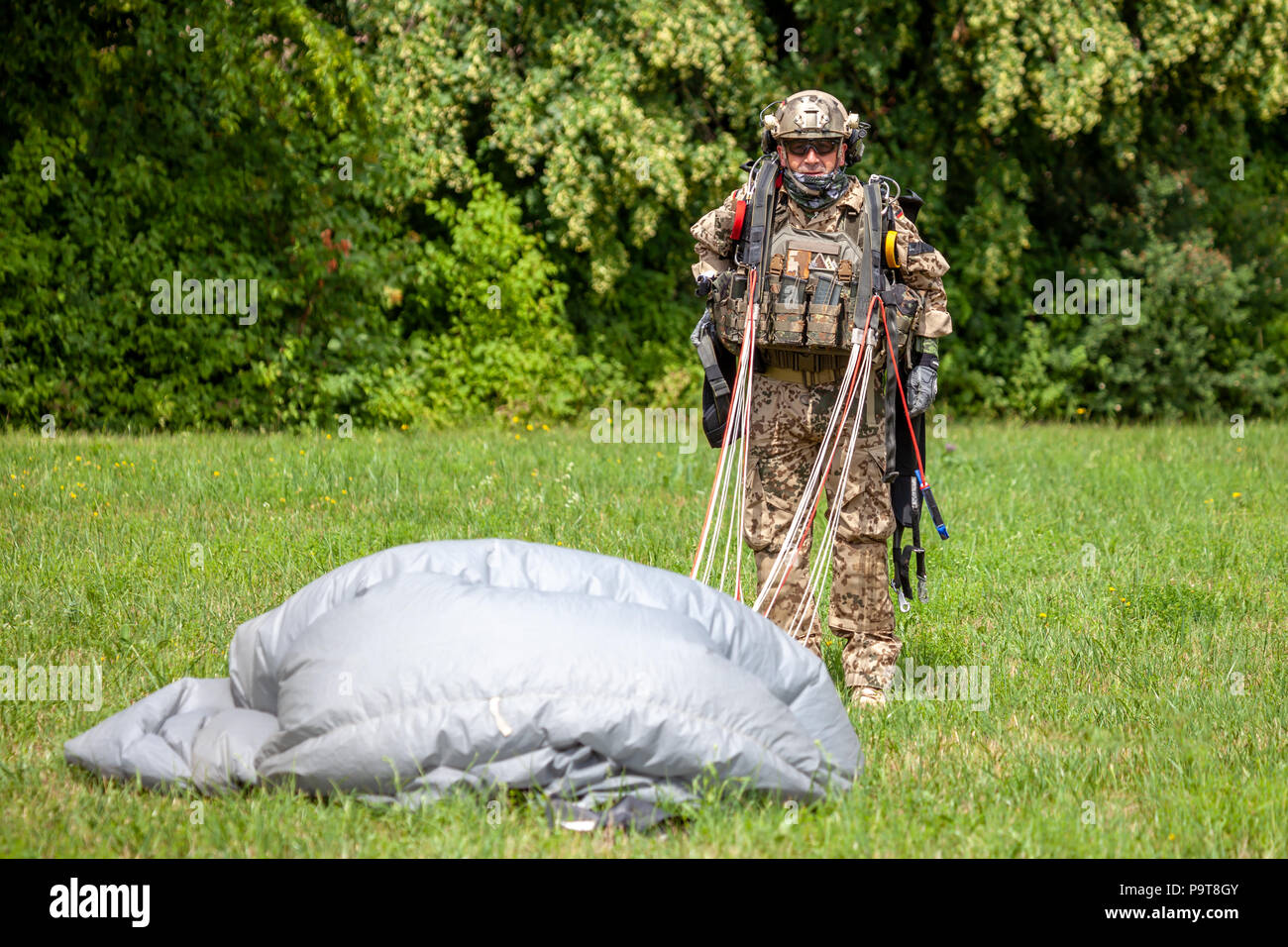 German bundeswehr army soldiers paratroopers Banque de photographies et ...