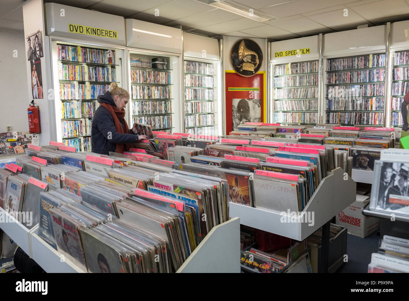 Femme dans un magasin de disques Banque de photographies et d’images à ...