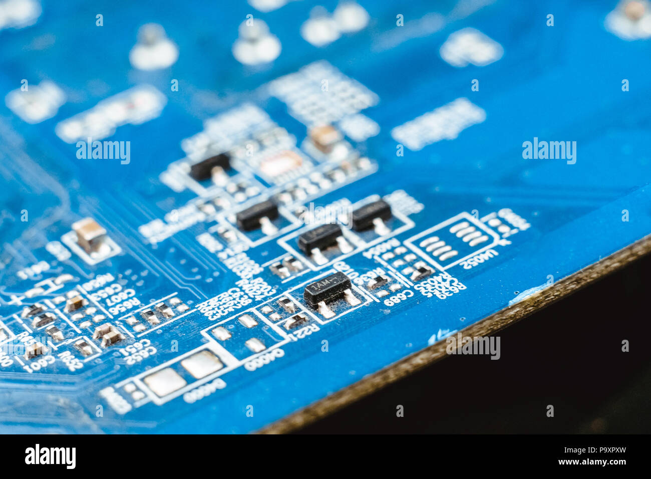 Conseil informatique circuit puce cpu core technology background bleu ...
