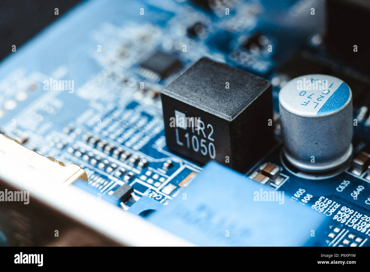 Conseil informatique circuit puce cpu core technology background bleu ...