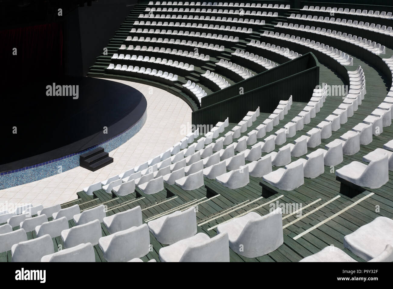 Les gradins d'un amphithéâtre en plein air d'été moderne et une scène ...
