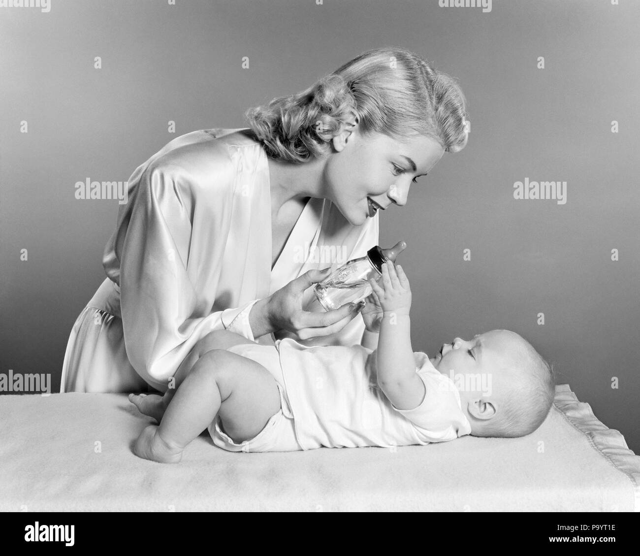 Mère Et Ses Deux Filles Banque Dimages Noir Et Blanc Page 2 Alamy