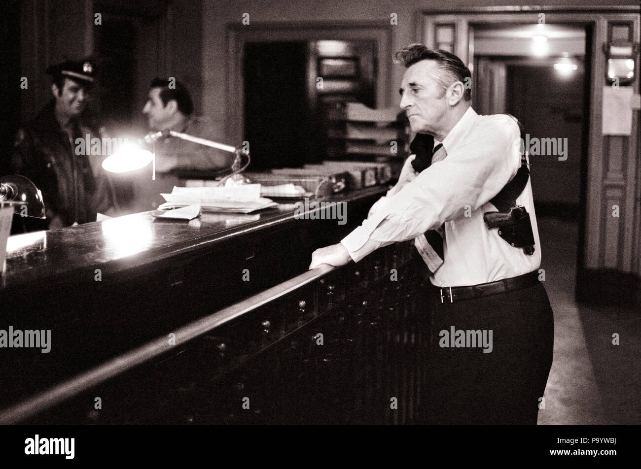 1970 policiers en civil DETECTIVE AVEC ÉTUI D'ÉPAULE ET S'APPUYANT SUR ...