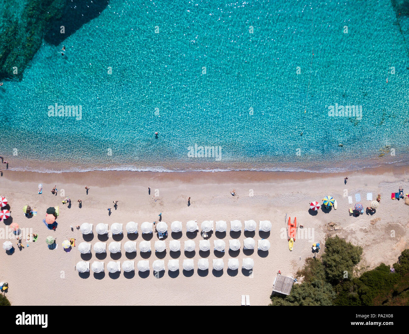 Vue aérienne de l'émeraude et transparente mer Méditerranée avec une ...