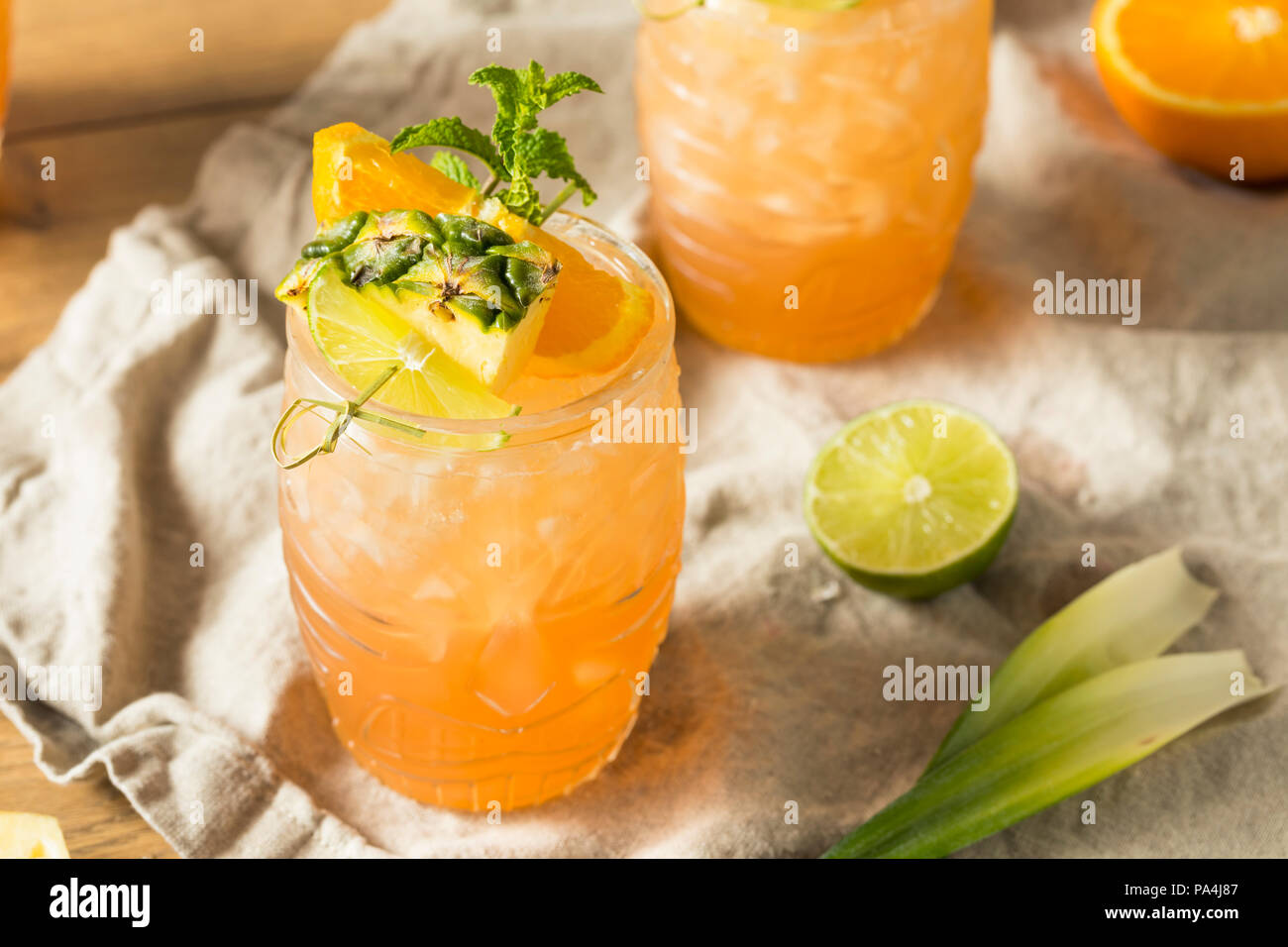 Tiki cocktails Banque de photographies et d’images à haute résolution ...