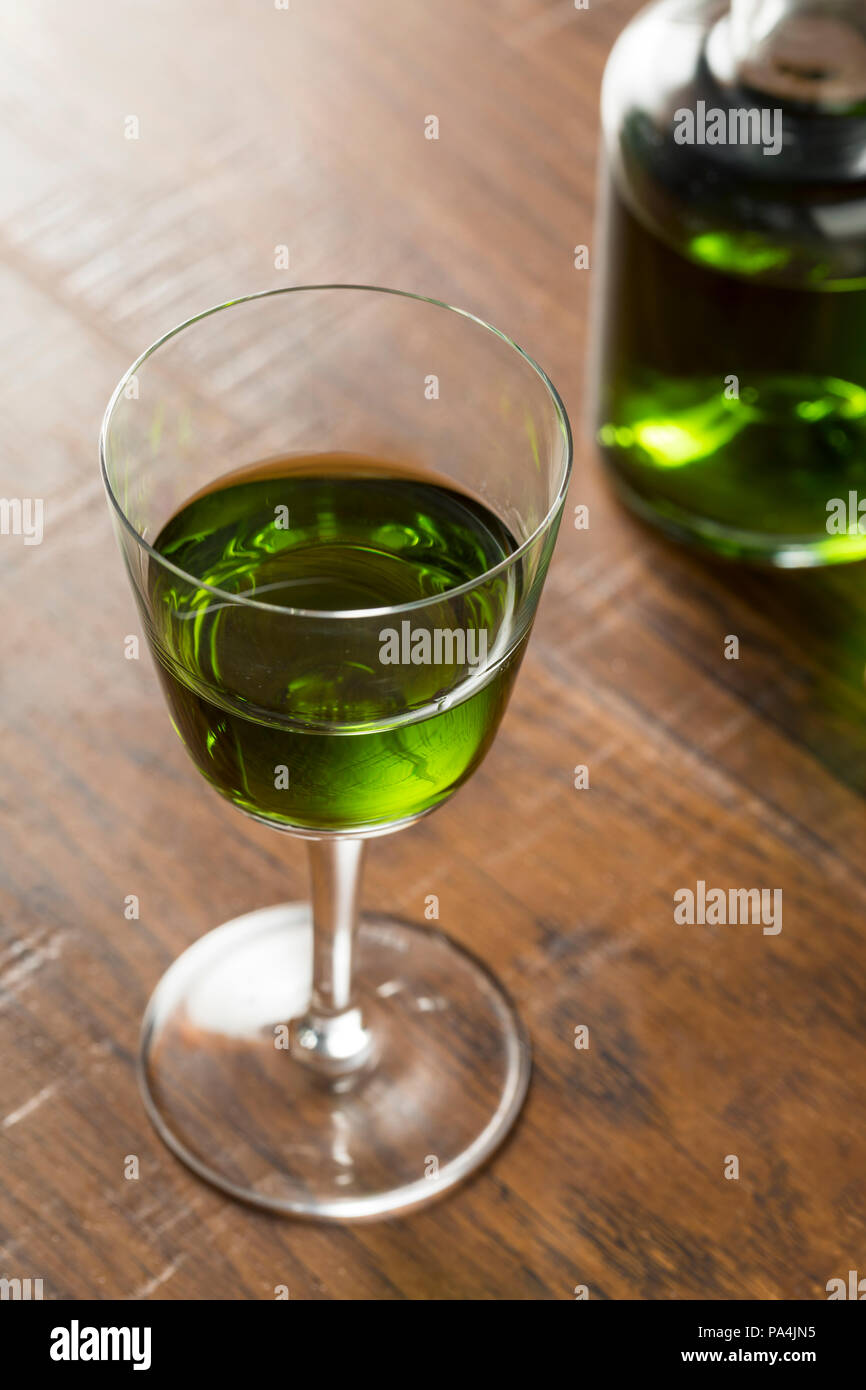 Absinthe liqueur Banque de photographies et d’images à haute résolution ...