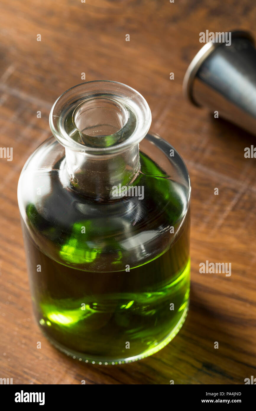 Vert Absinthe apéritif sans alcool dans une bouteille pour les ...