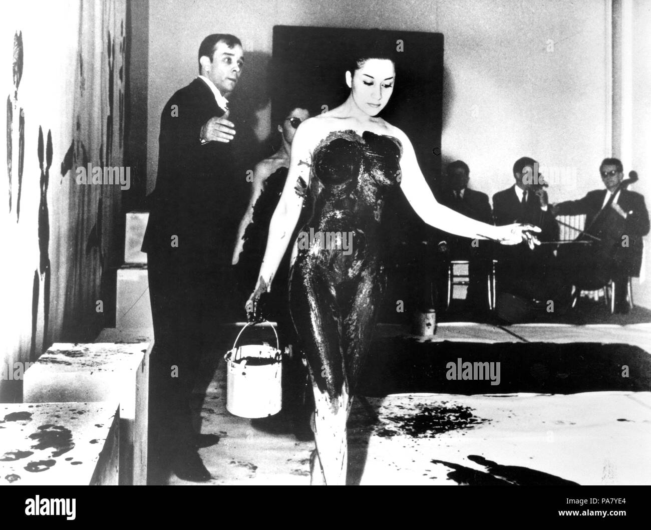 Yves Klein et d'un modèle au cours de la performance 'Anthropométries ...