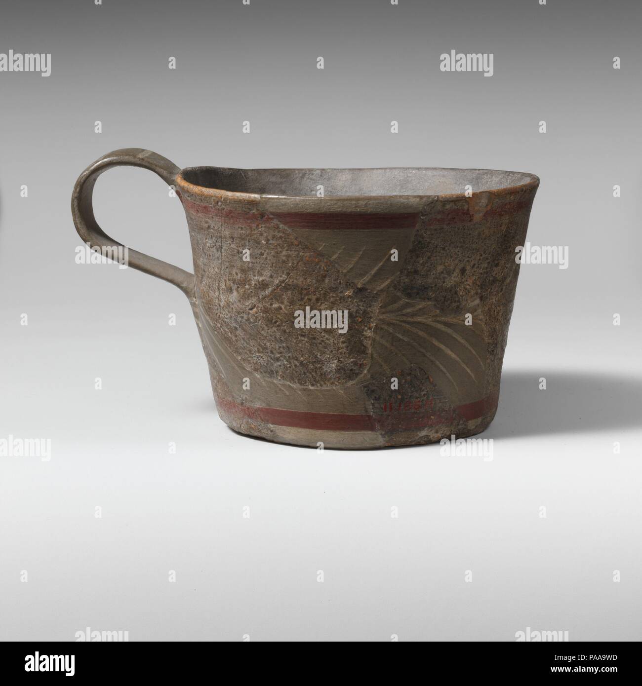 Coupe rectiligne en terre cuite. Culture : Minoan. Dimensions : H ...