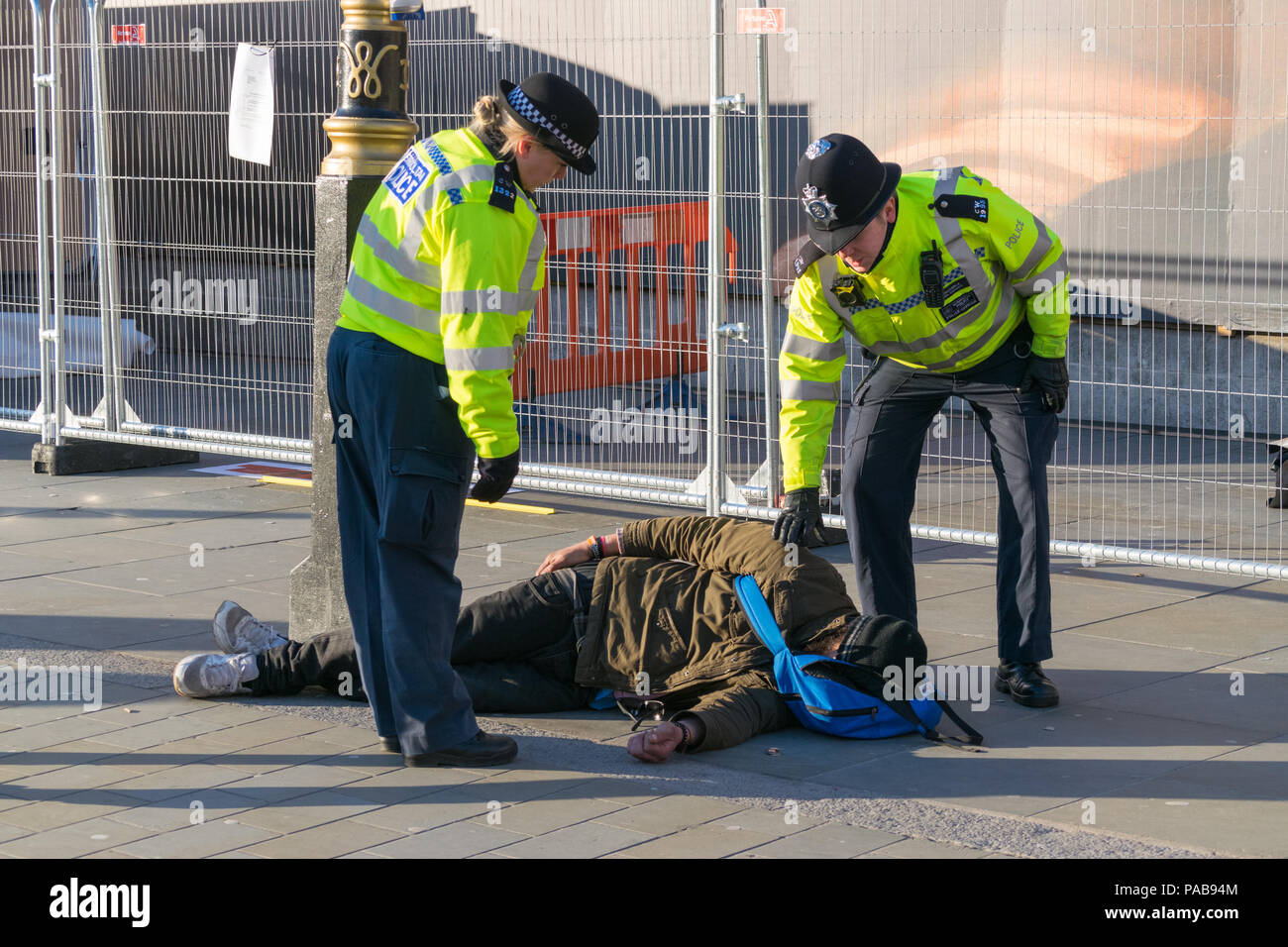 Metropolitan police radio Banque de photographies et d’images à haute ...