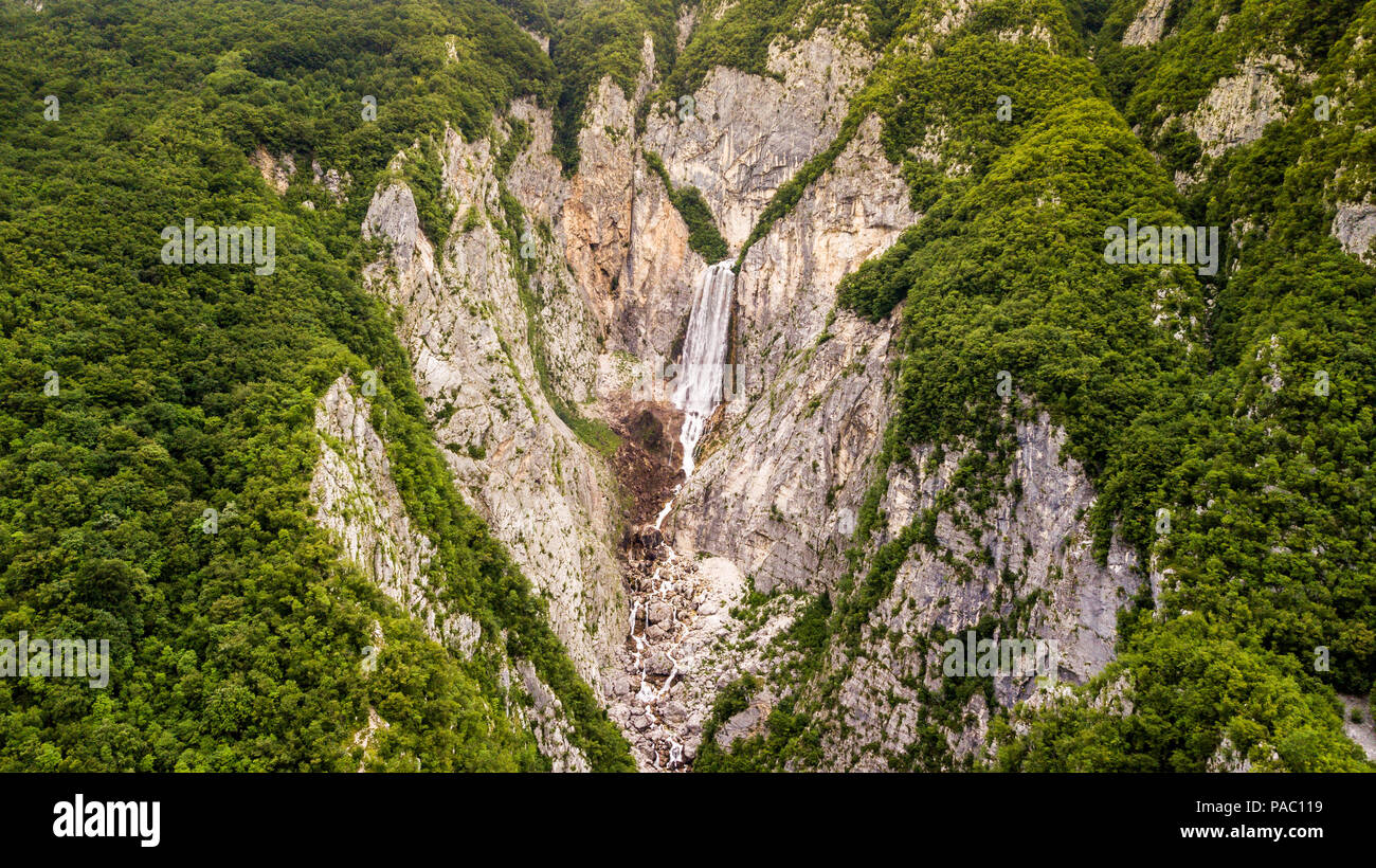 Cascade de boka Banque de photographies et d’images à haute résolution ...