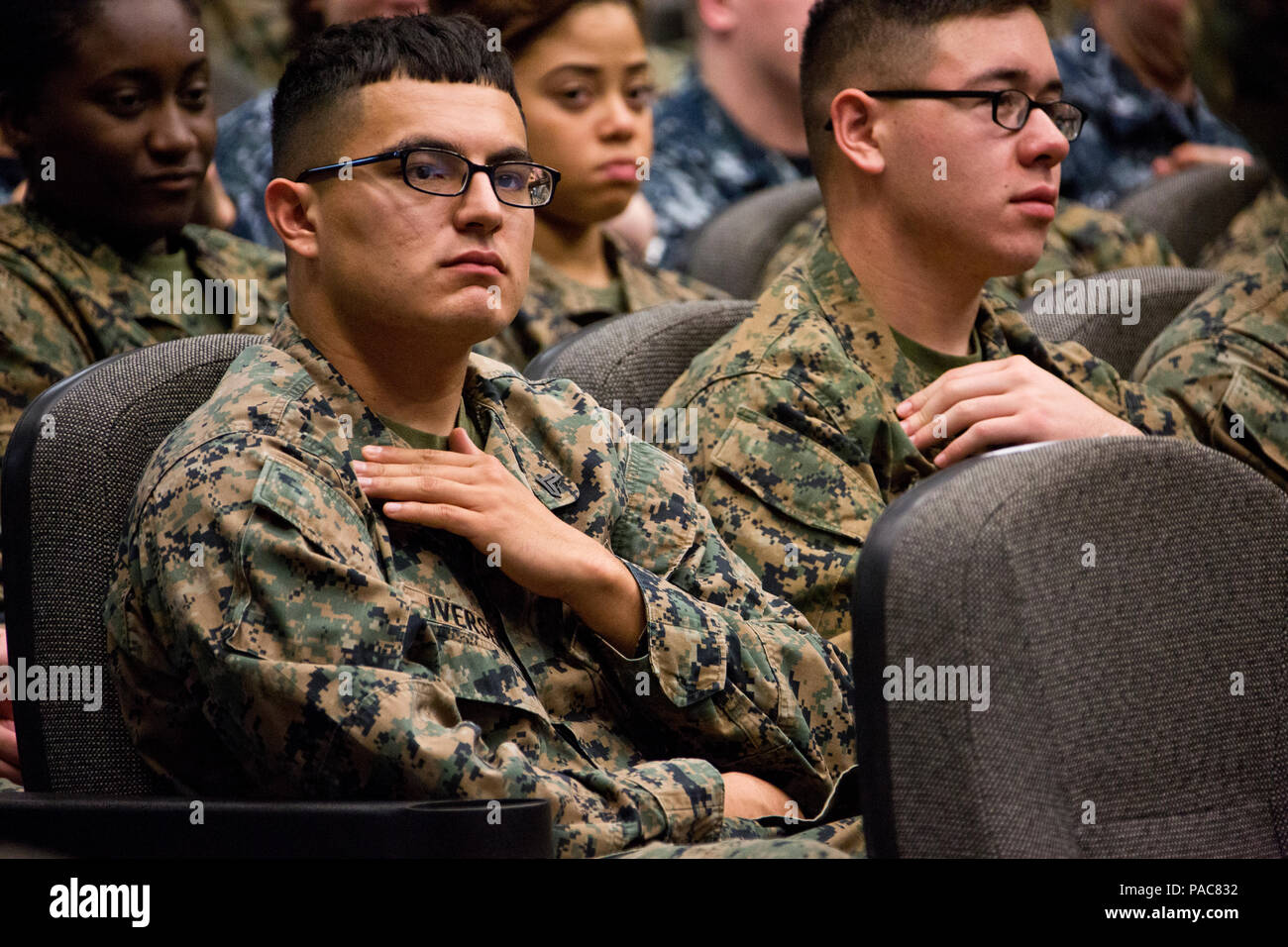 Un U.S. Marine Corps des marines avec la commande Logistique, touche ...