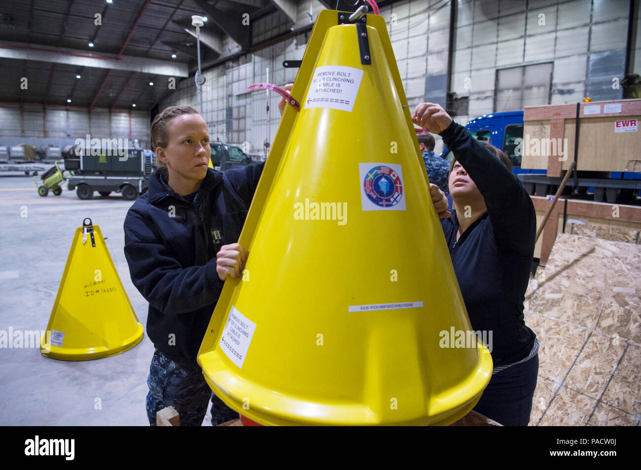Le Groenland (sept. 2, 2017) Le lieutenant Emily Motz, droit, National ...