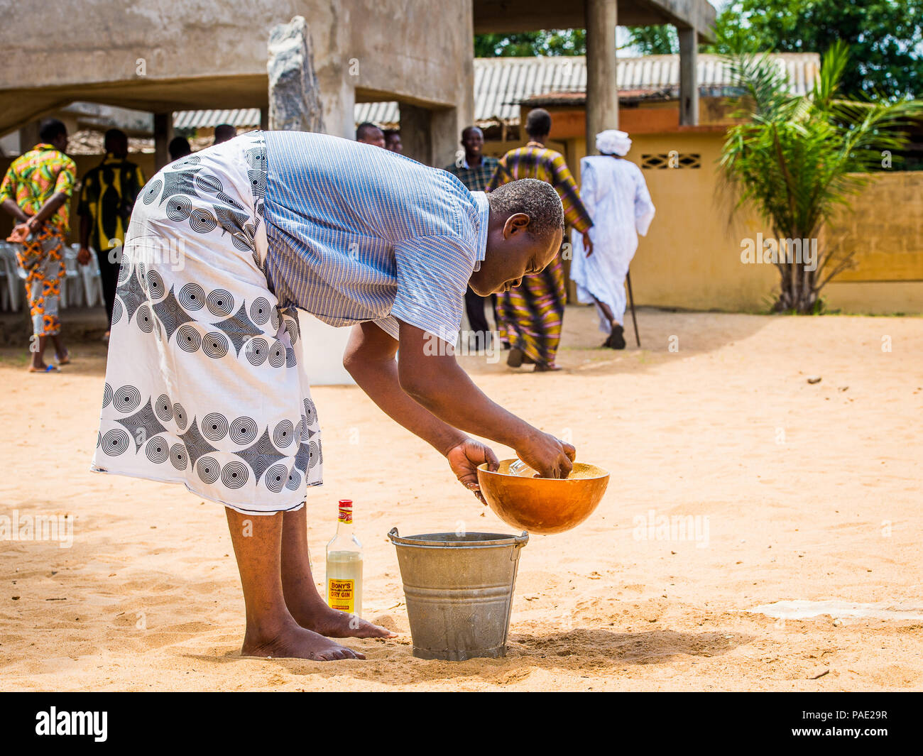 Lomé, Togo - Mar 9, 2013 : le Réseau non identifié en vêtements ...